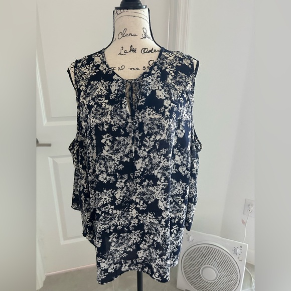 Violet & Claire | Tops | Violet Claire Black And White Floral Blouse ...